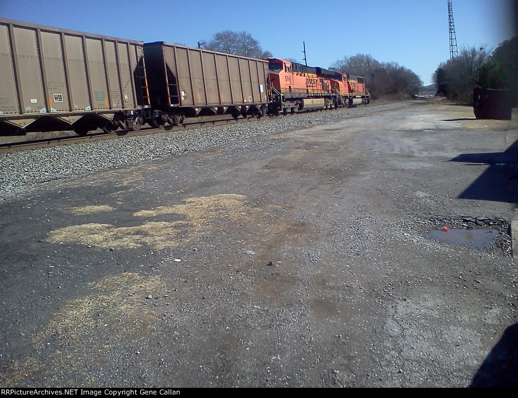 BNSF 5748 and 9985 serve as helpers